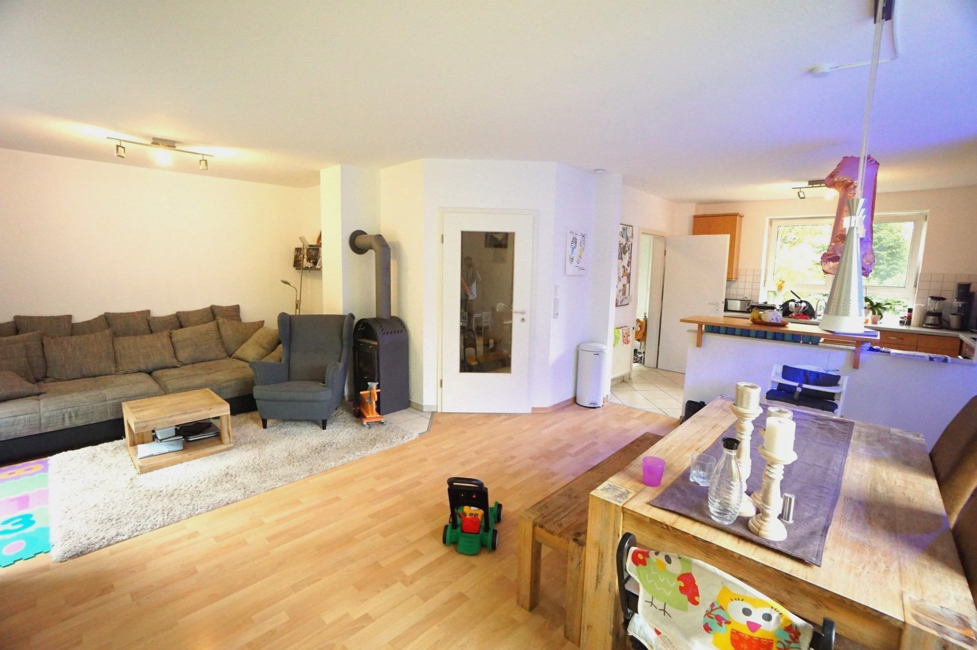 Wohn- Essbereich mit offener Küche - Borkenhagen Immobilien